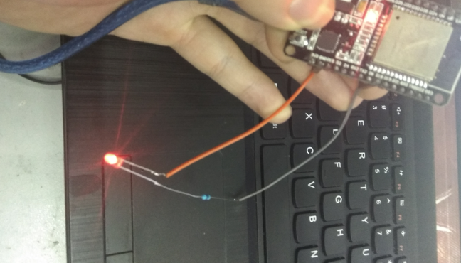 ESP32-一个简单的LED闪烁实验_esp32设计一个设计一段程序,实现1个三色led灯的轮流发光。其中,闪烁间隔0.5秒-CSDN博客