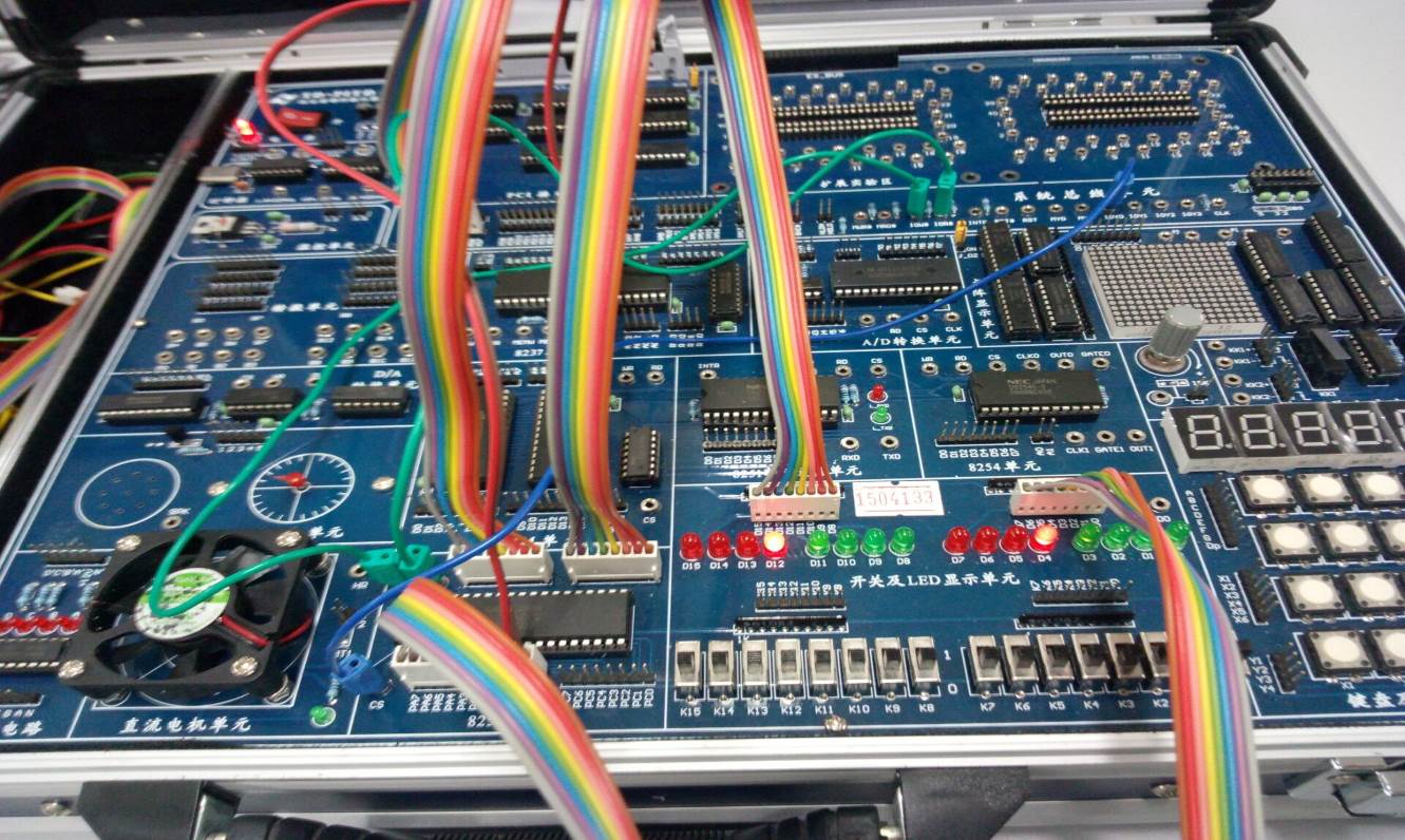 8255并行接口实验_编写程序,使8255的a口为输入,b口为输出,完成拨动开关到数据灯的数据传输。要求由-CSDN博客