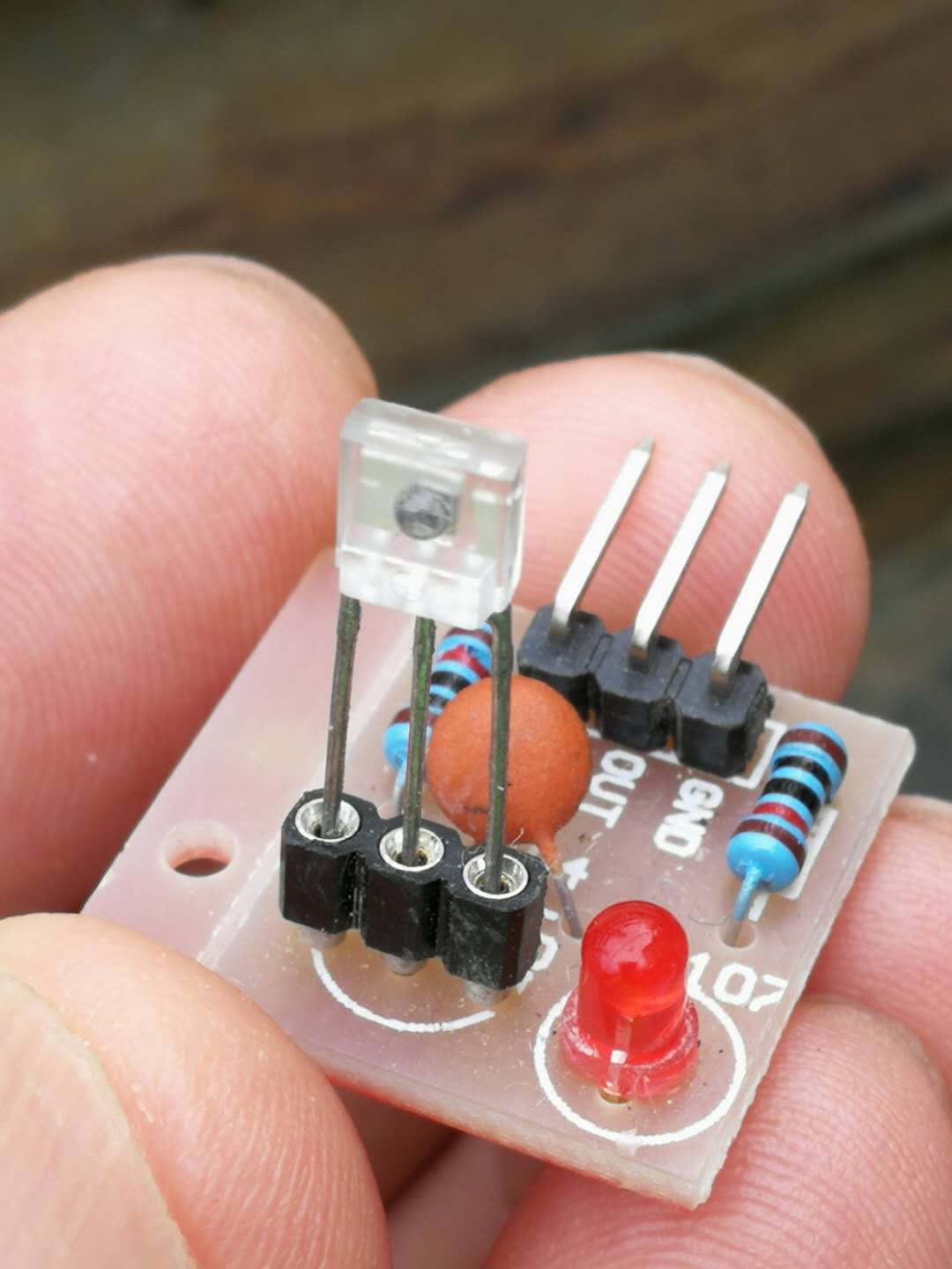 「雕爷学编程」arduino动手做（41） 激光接收管模块接收管型号是is0203的三个管脚 Csdn博客
