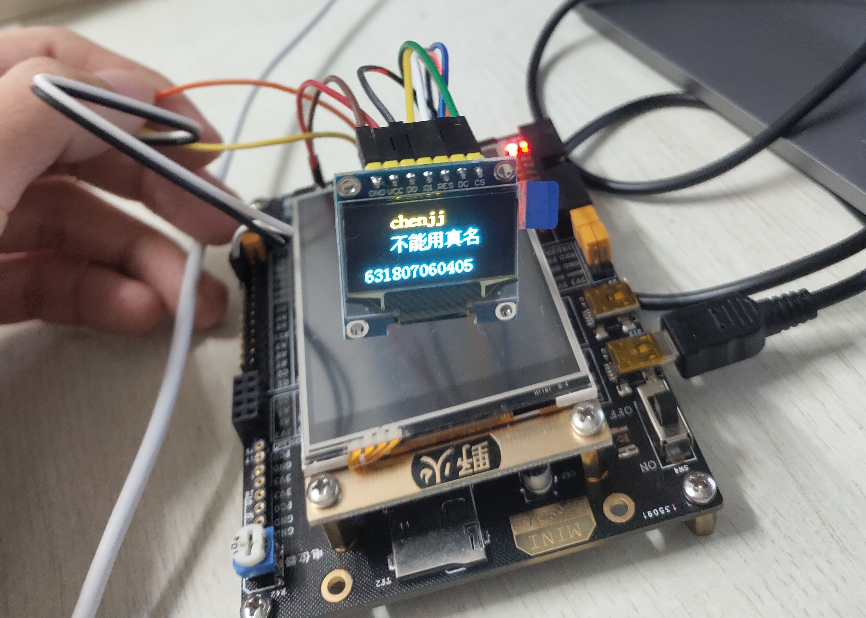 使用STM32F103的SPI接口完成OLED屏幕的数据显示_野火f103拂晓开发板怎么连接显示屏-CSDN博客