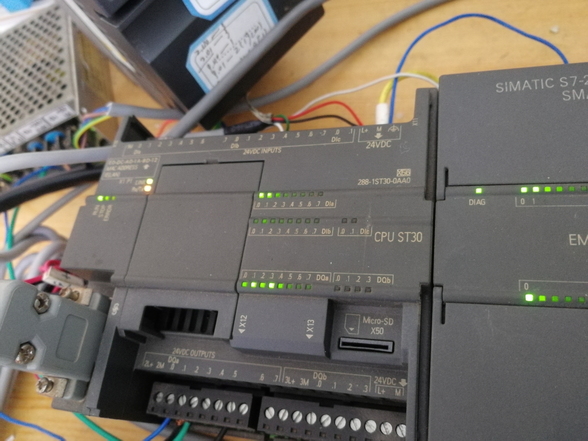 西门子smart200 实现电机恒速程序 编码器速度反馈到plc,smart200 用pid功能输出到变频器_plc200smart做变频器pid-CSDN博客