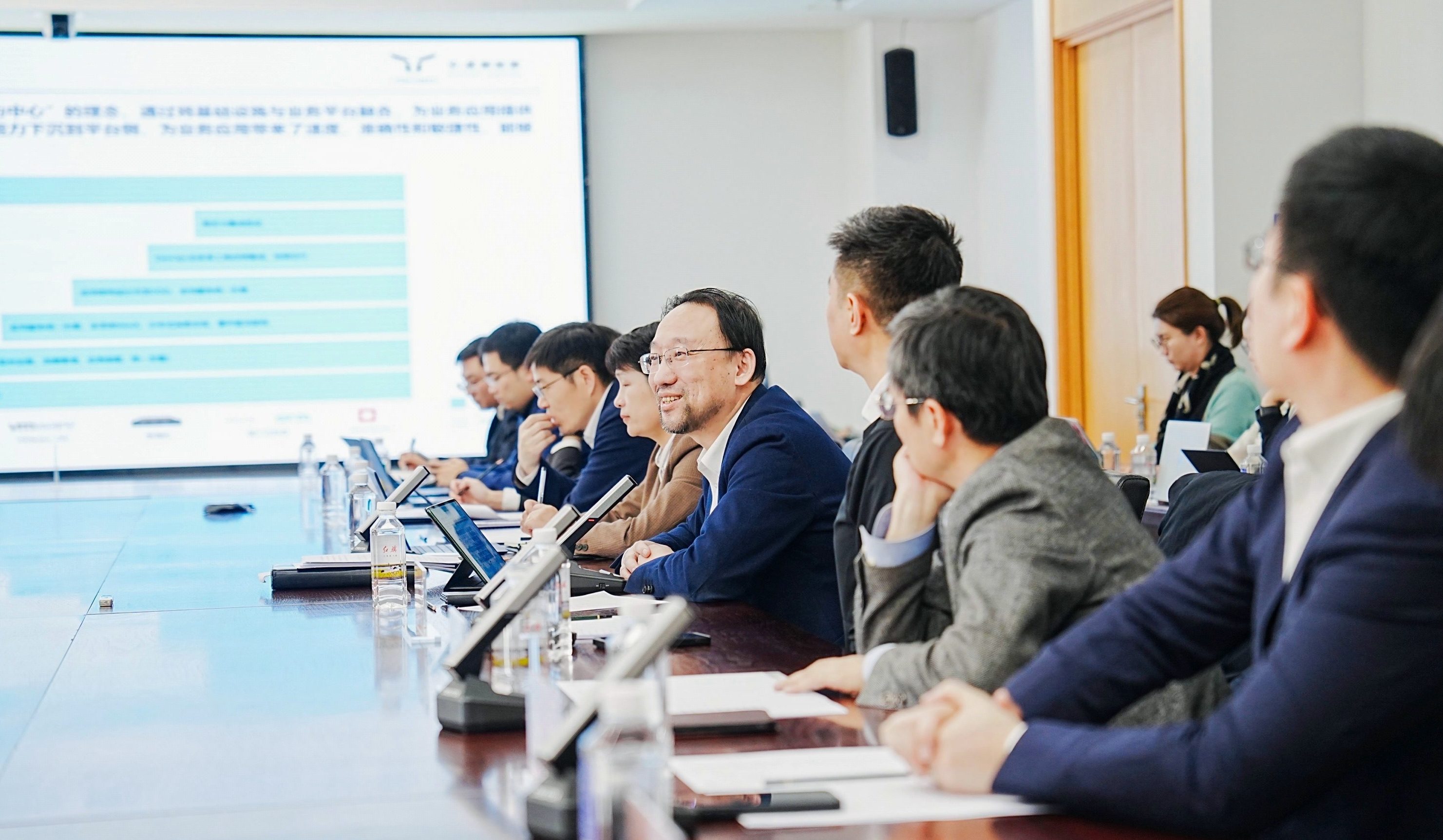 零跑汽车联合创始人、总裁吴保军已离职；支付宝“集五福”升级为“五福节”，推出四大 AI 玩法,集五福1月29号开始；国足0-1不敌卡塔尔！三场比赛积2分零进球，濒临出局_支付宝集五福零跑汽车 ...