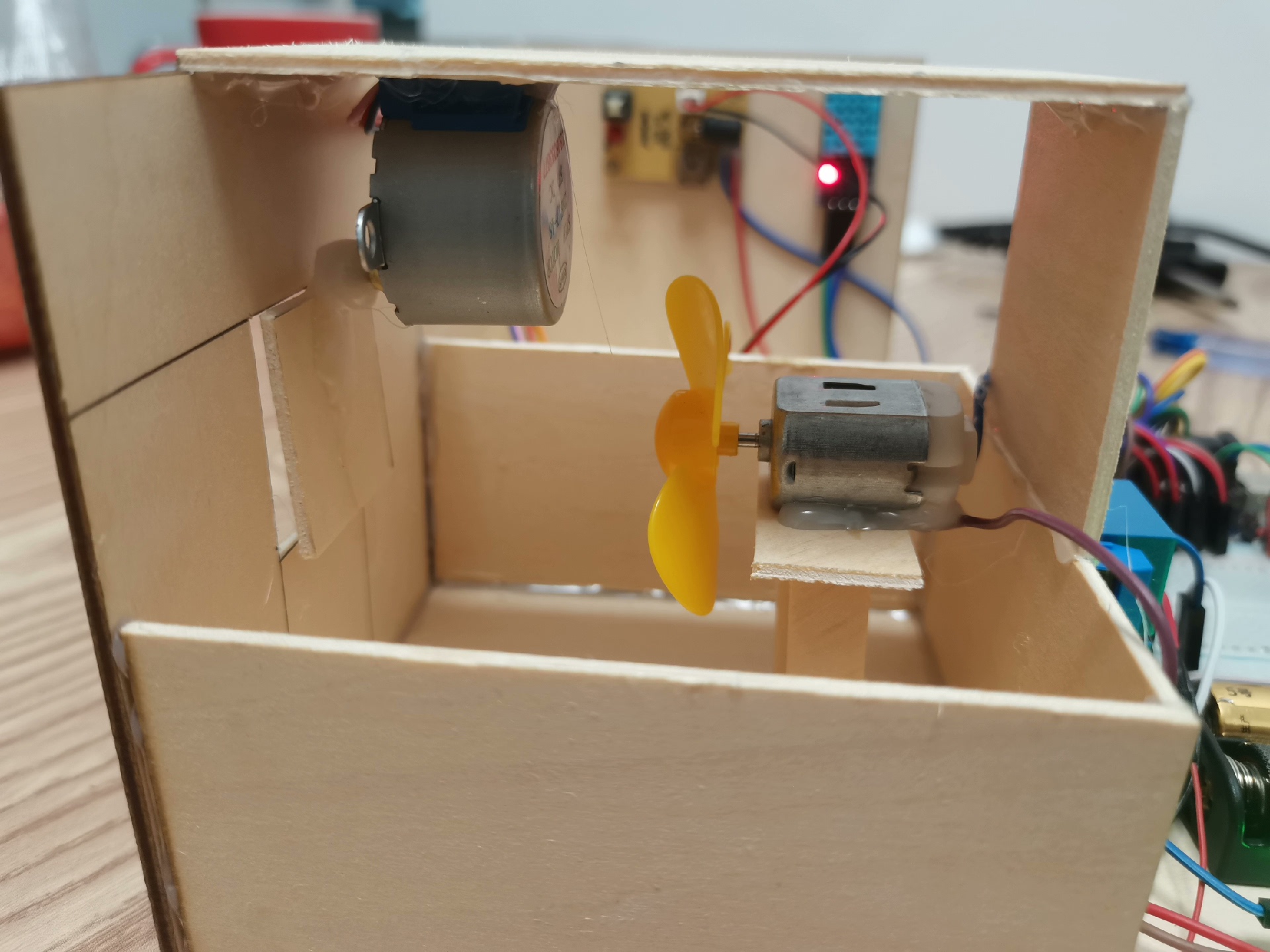 基于arduino的温室大棚环境监测与控制系统：实时监测温湿度、气体浓度和土壤湿度，手机蓝牙远程控制风扇和窗户开关，基于arduino的温室大棚环境监测与控制系统：实时监测温湿度、空气质量和 9703
