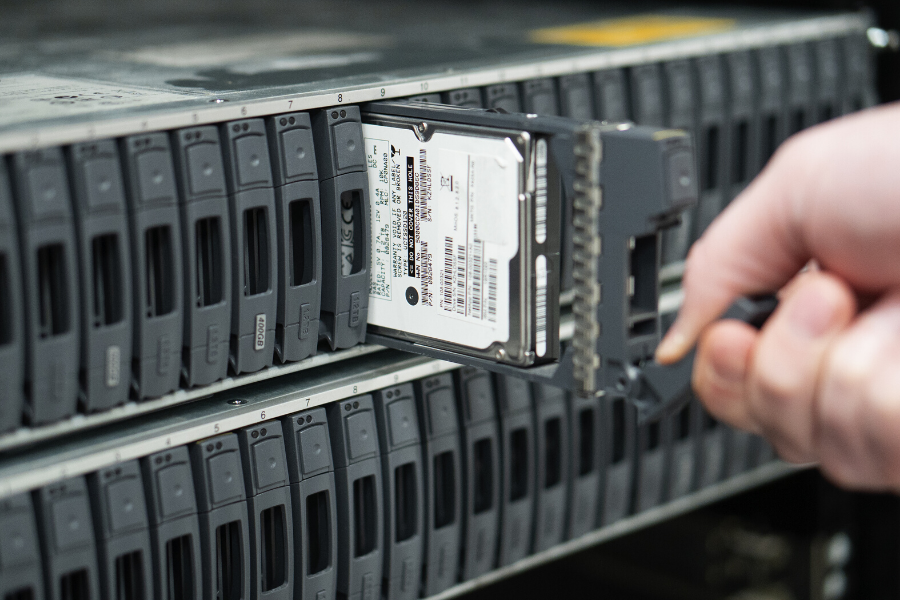 磁盘阵列（RAID）是什么？RAID有什么好处？_服务器硬盘和raid的关系-CSDN博客