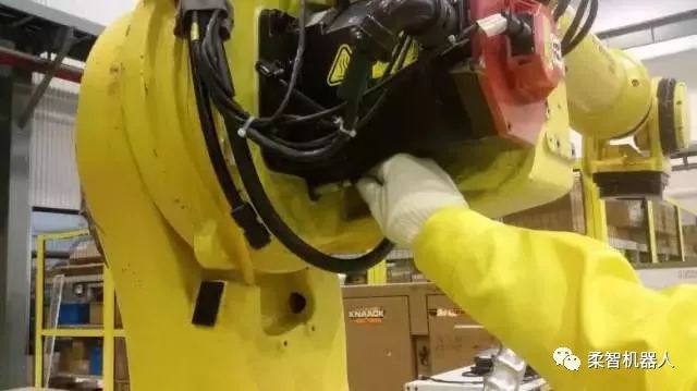 发那科机器人控制柜结构图_【柔智分享】FANUC干货！如何给发那科机器人做三年保养？...-CSDN博客